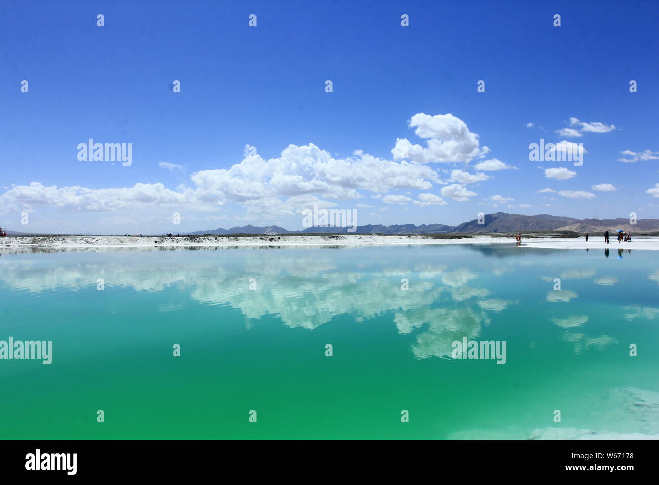 Landscape of the Da Qaidam Salt Lake, also known as the Emerald Lake ...