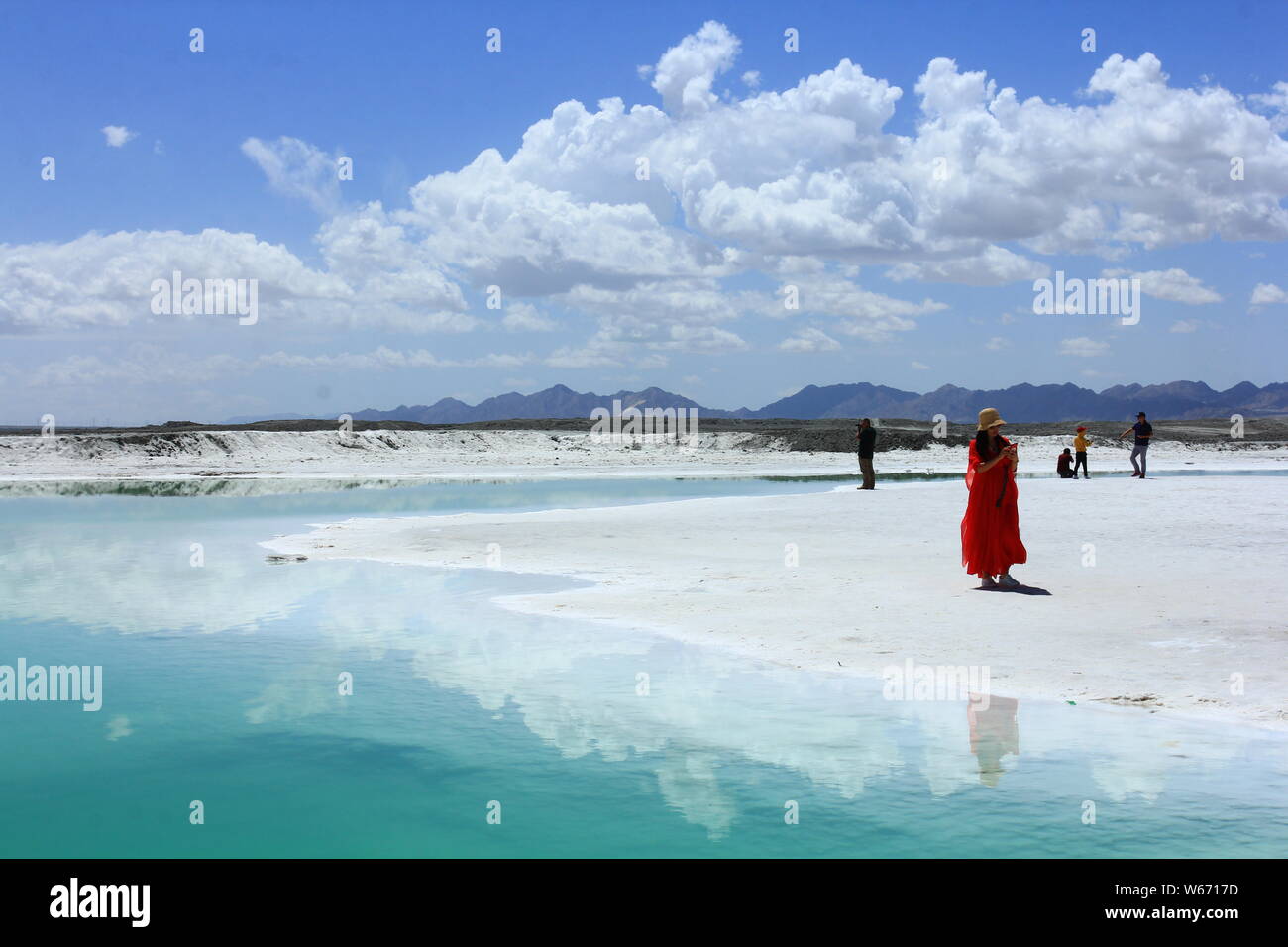 Landscape of the Da Qaidam Salt Lake, also known as the Emerald Lake ...