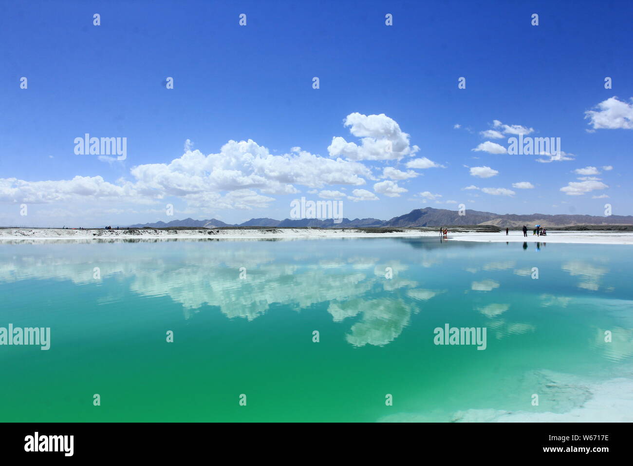 Landscape of the Da Qaidam Salt Lake, also known as the Emerald Lake ...