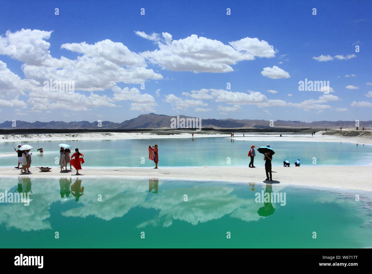 Landscape of the Da Qaidam Salt Lake, also known as the Emerald Lake ...
