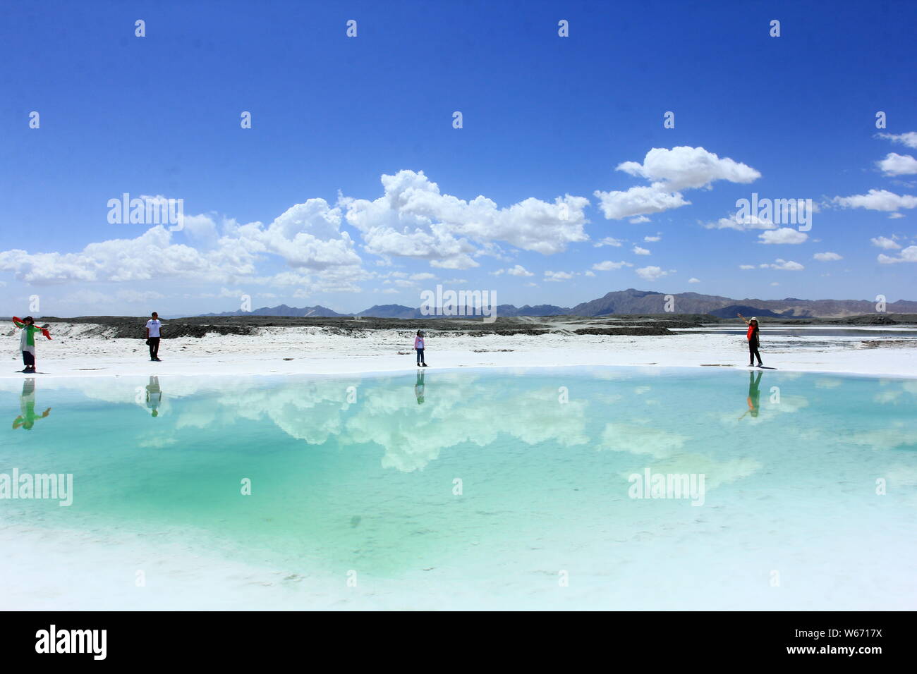 Landscape of the Da Qaidam Salt Lake, also known as the Emerald Lake ...