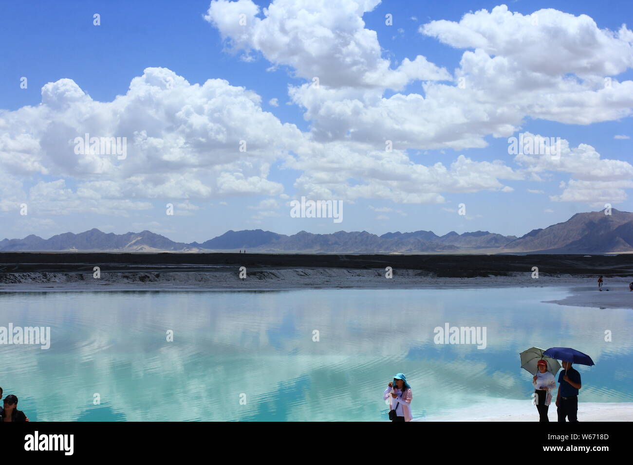 Landscape of the Da Qaidam Salt Lake, also known as the Emerald Lake ...