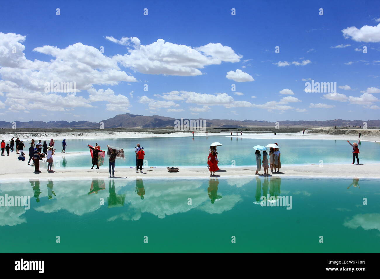 Landscape of the Da Qaidam Salt Lake, also known as the Emerald Lake ...
