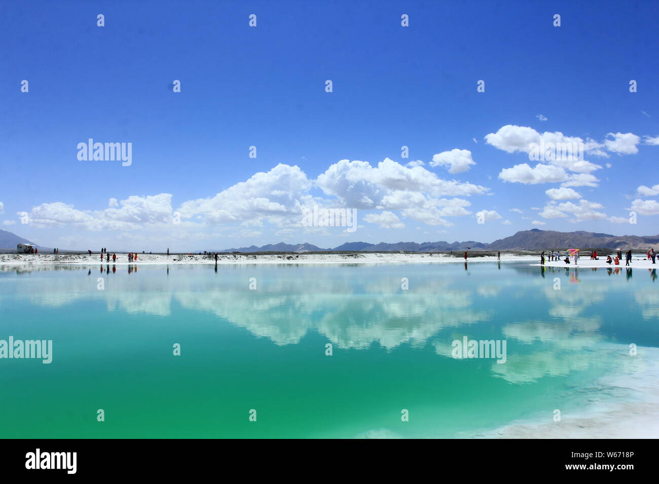 Landscape of the Da Qaidam Salt Lake, also known as the Emerald Lake ...