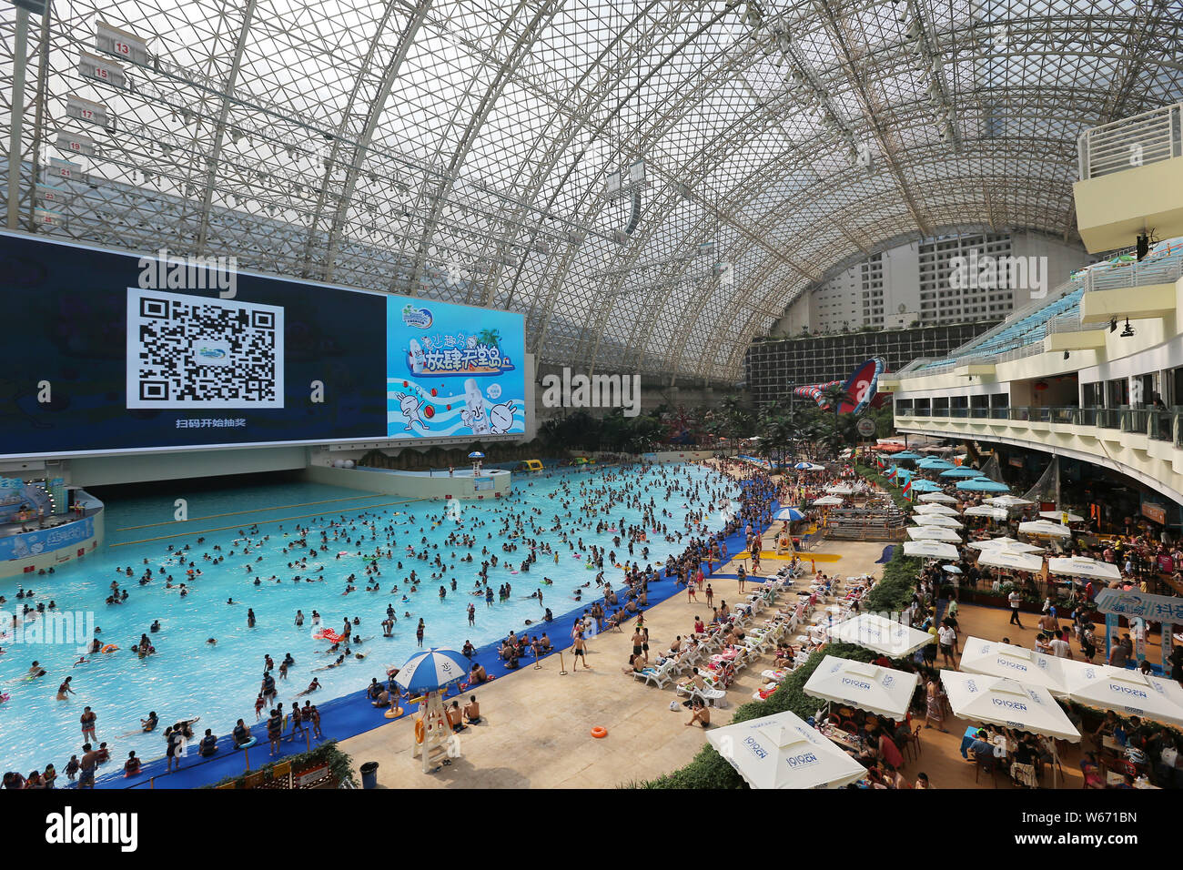 Chinese holidaymakers crowd a water park to cool off on a scorching day ...