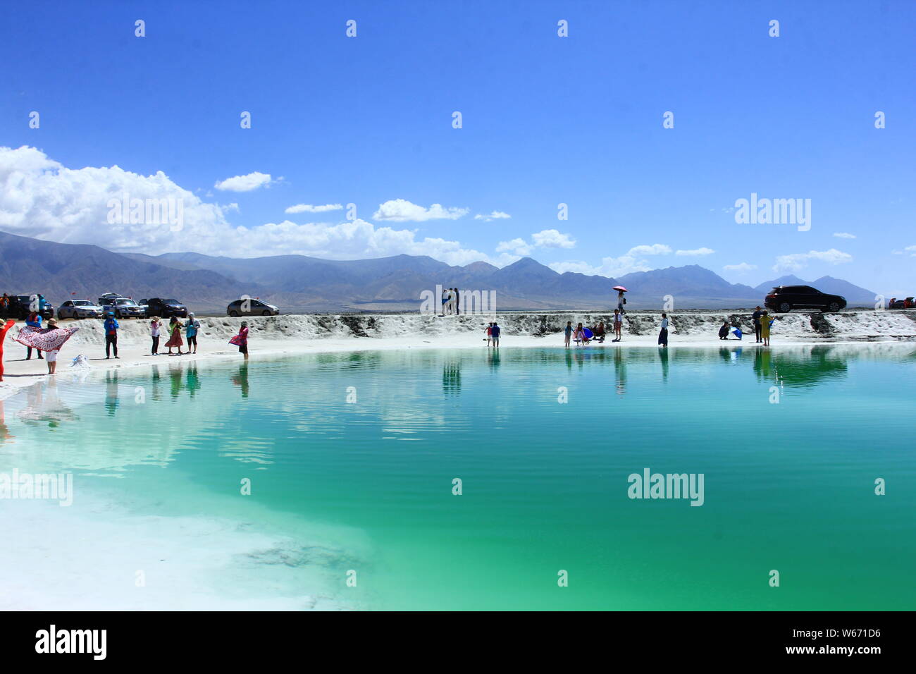 Landscape of the Da Qaidam Salt Lake, also known as the Emerald Lake ...