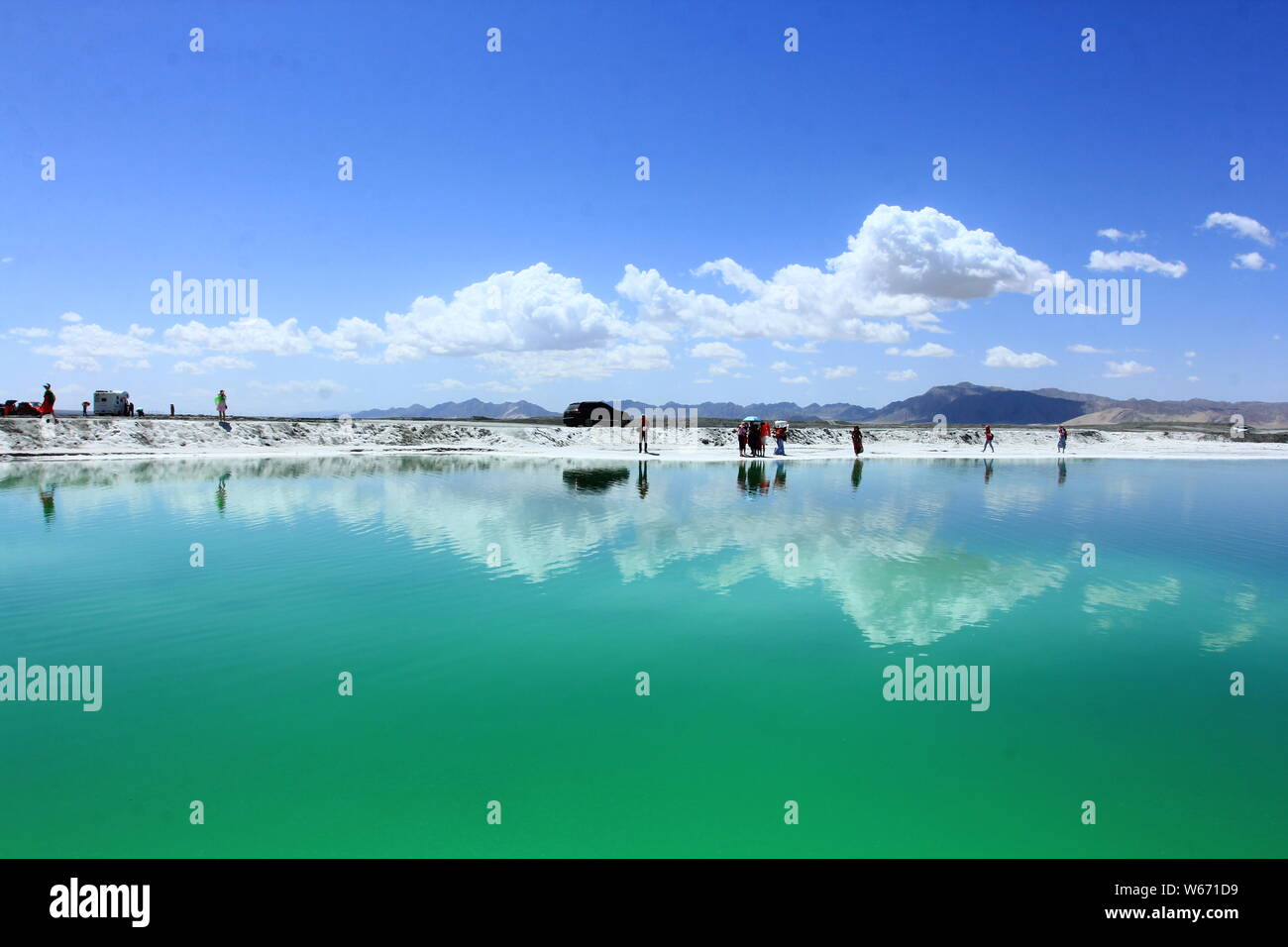Landscape of the Da Qaidam Salt Lake, also known as the Emerald Lake ...