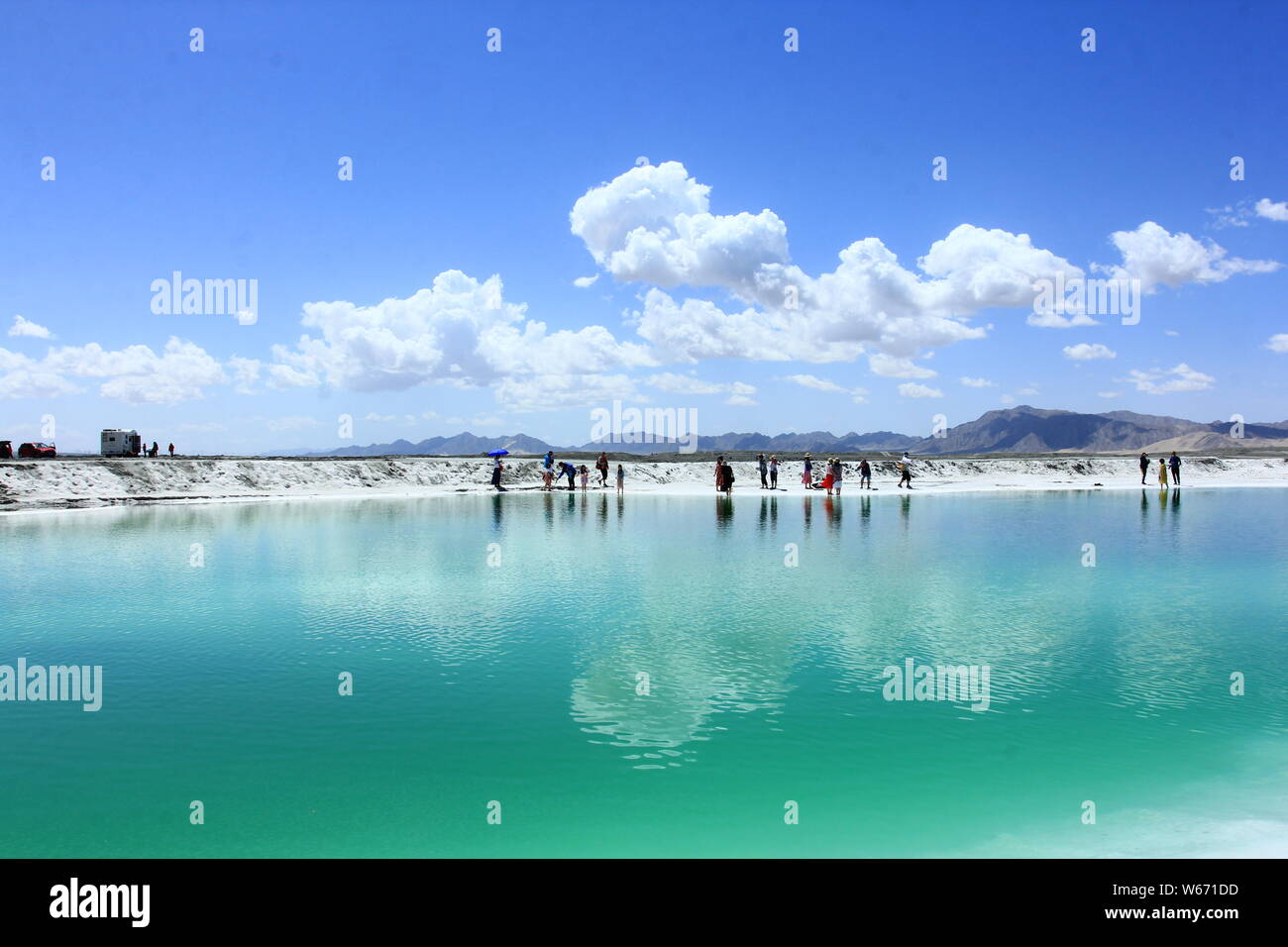 Landscape of the Da Qaidam Salt Lake, also known as the Emerald Lake ...