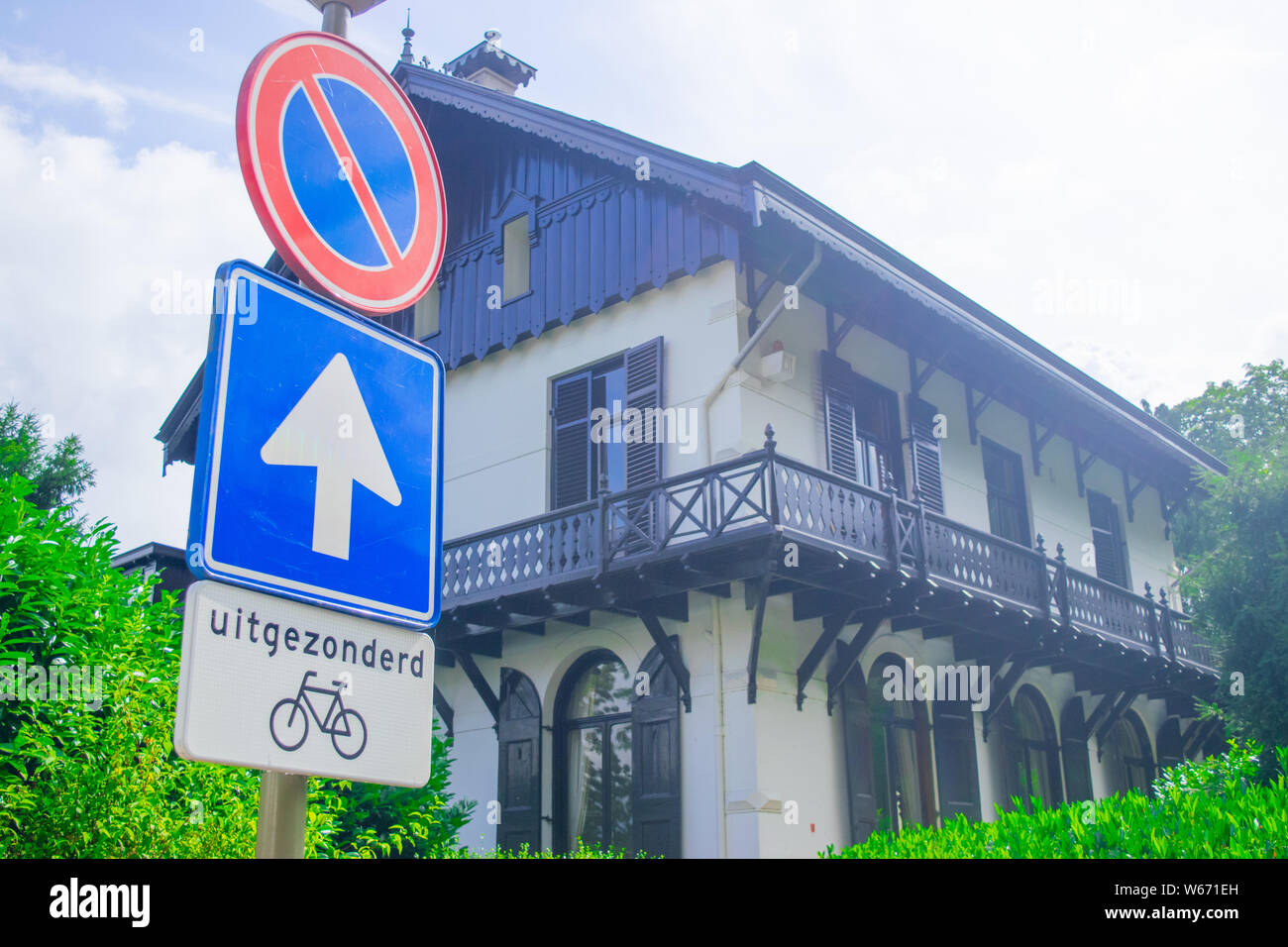 3 Dutch traffic signs in front of an old Dutch house Stock Photo - Alamy