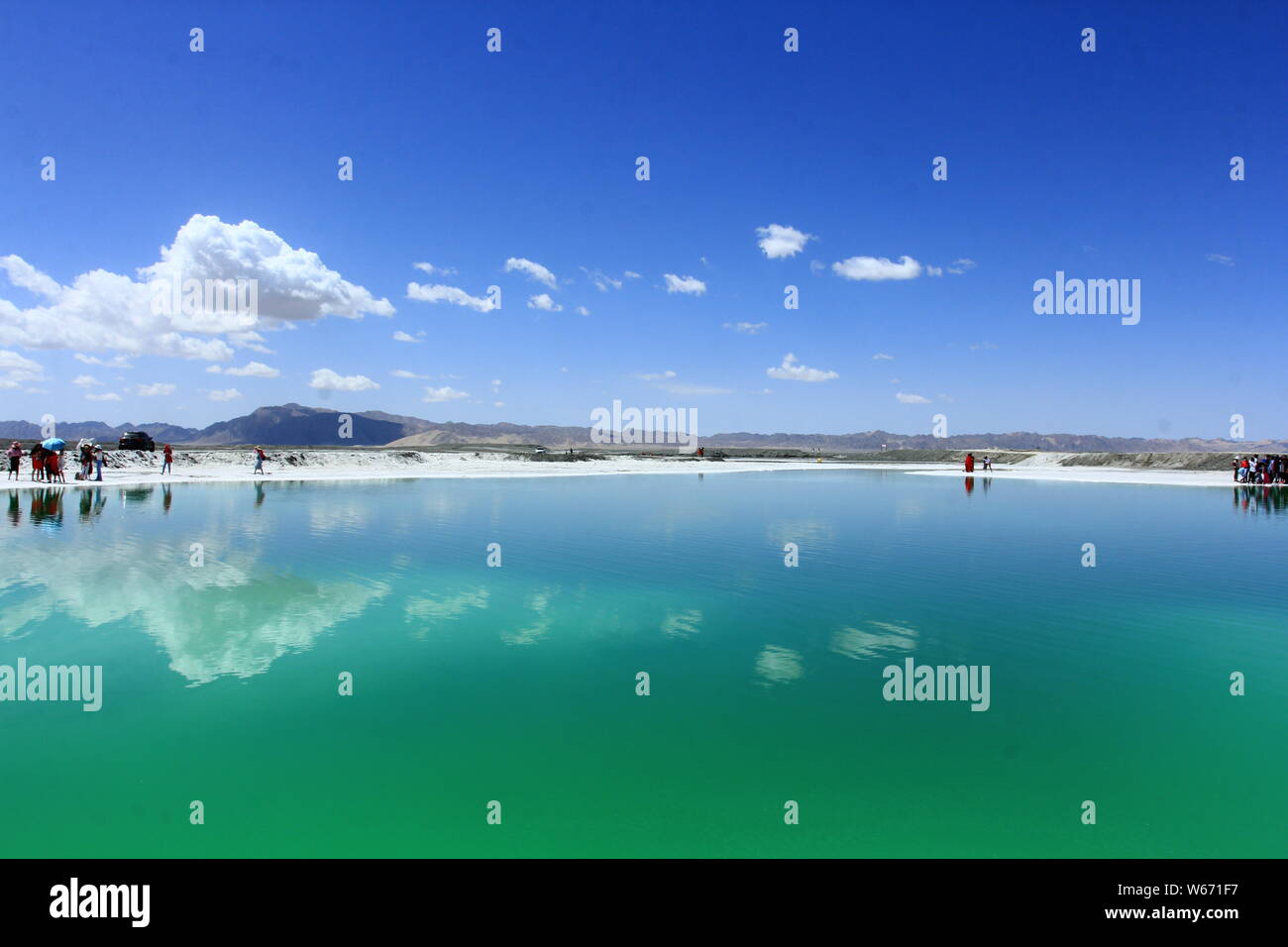 Landscape of the Da Qaidam Salt Lake, also known as the Emerald Lake ...