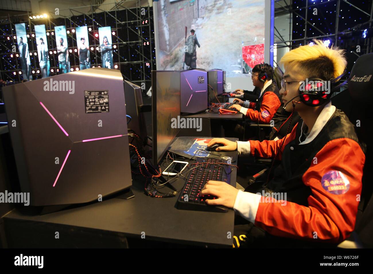 --FILE--Young Chinese netizens play online video games during an ...