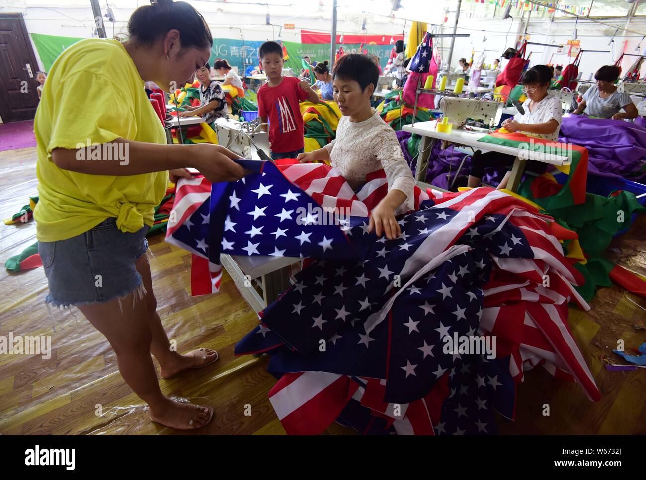 --FILE--Chinese workers produce national flags of the United States of ...