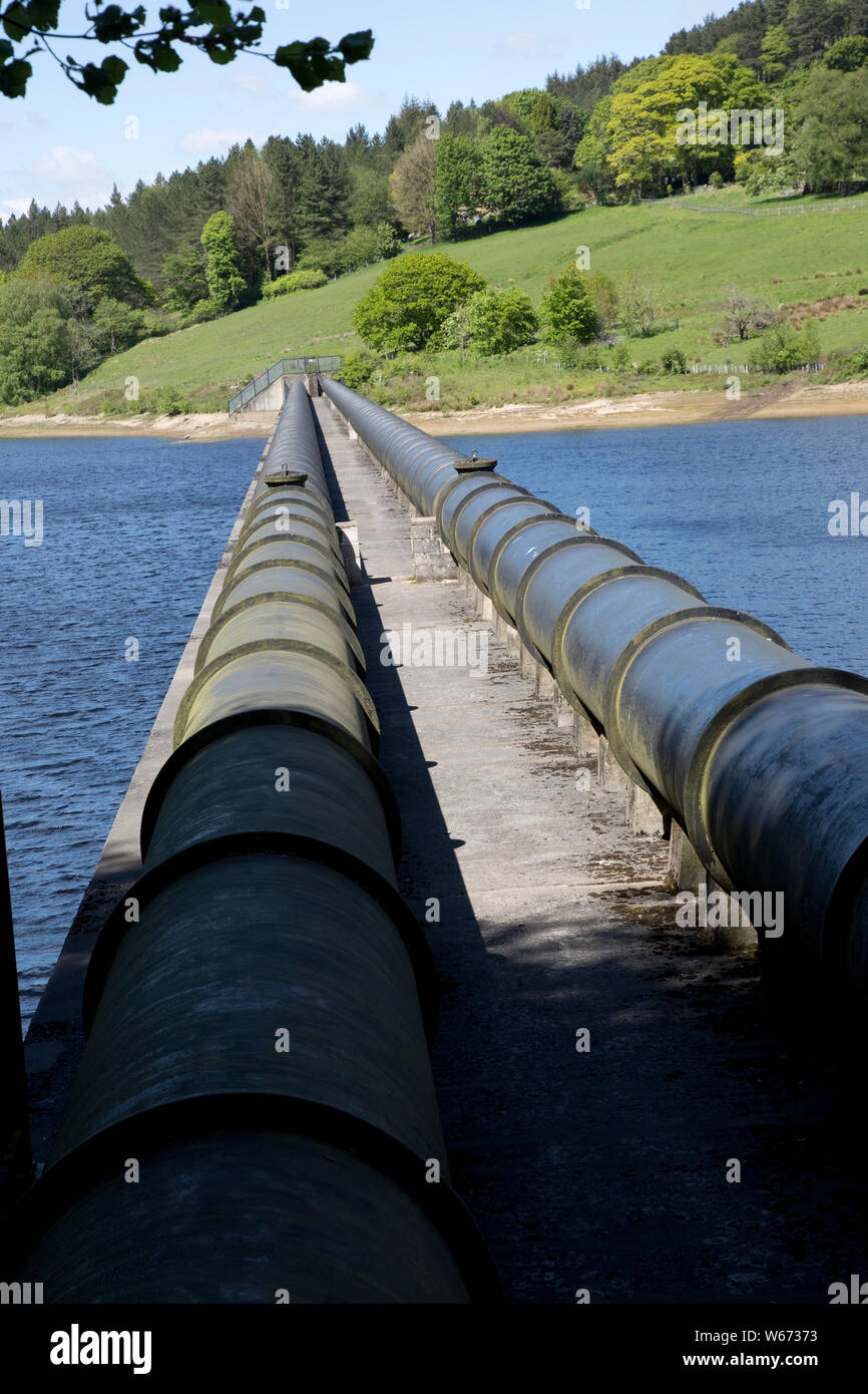 Twin pipe aqueduct at Ladybower Reservoir, the largest (holding 6300 ...