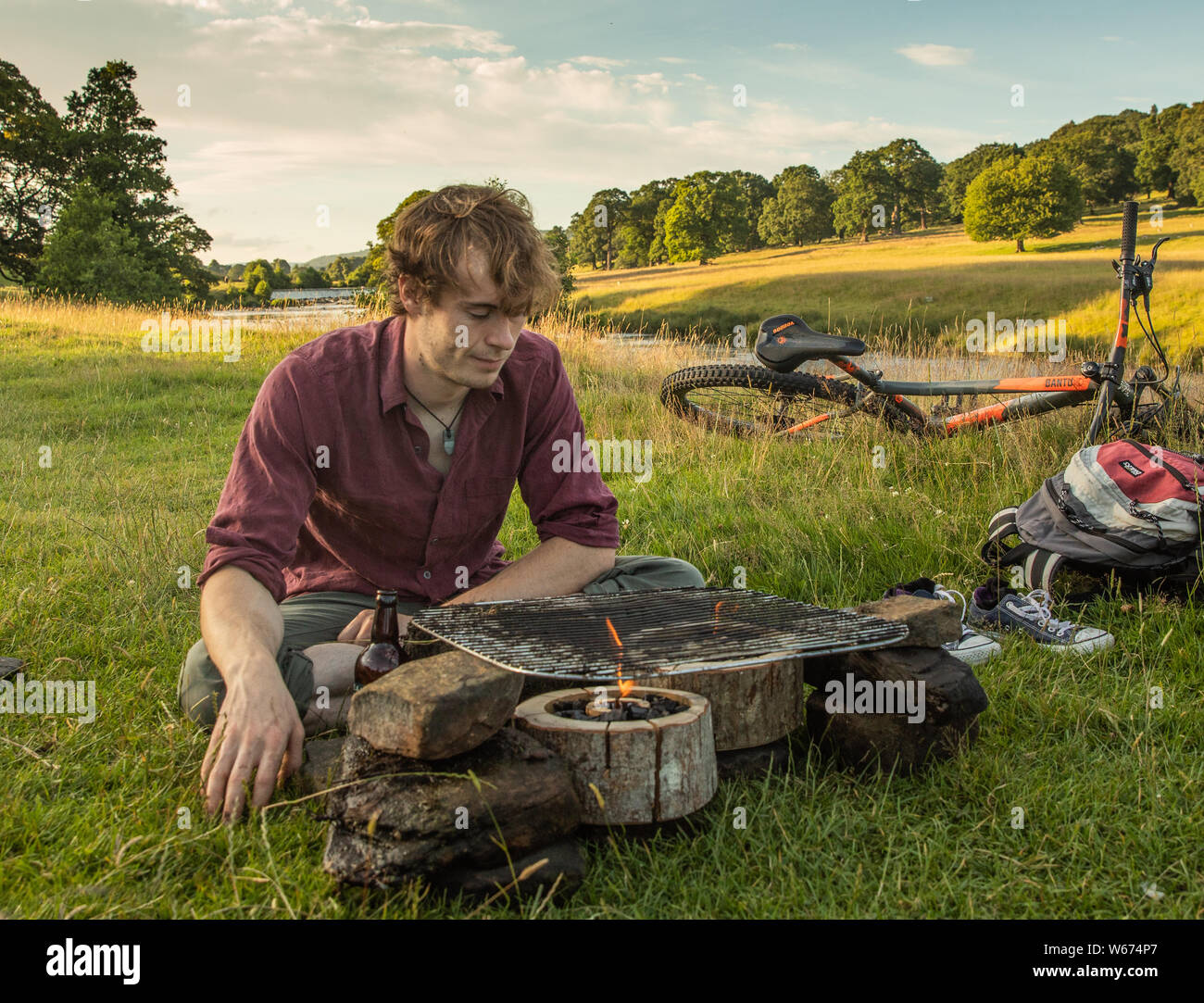 Family cooking barbecue uk hi-res stock photography and images - Alamy