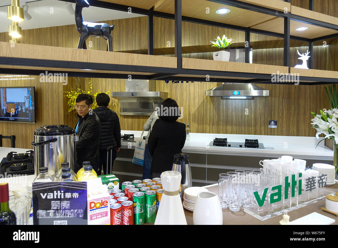 --FILE--People visit the stand of Chinese kitchenware maker Vatti ...