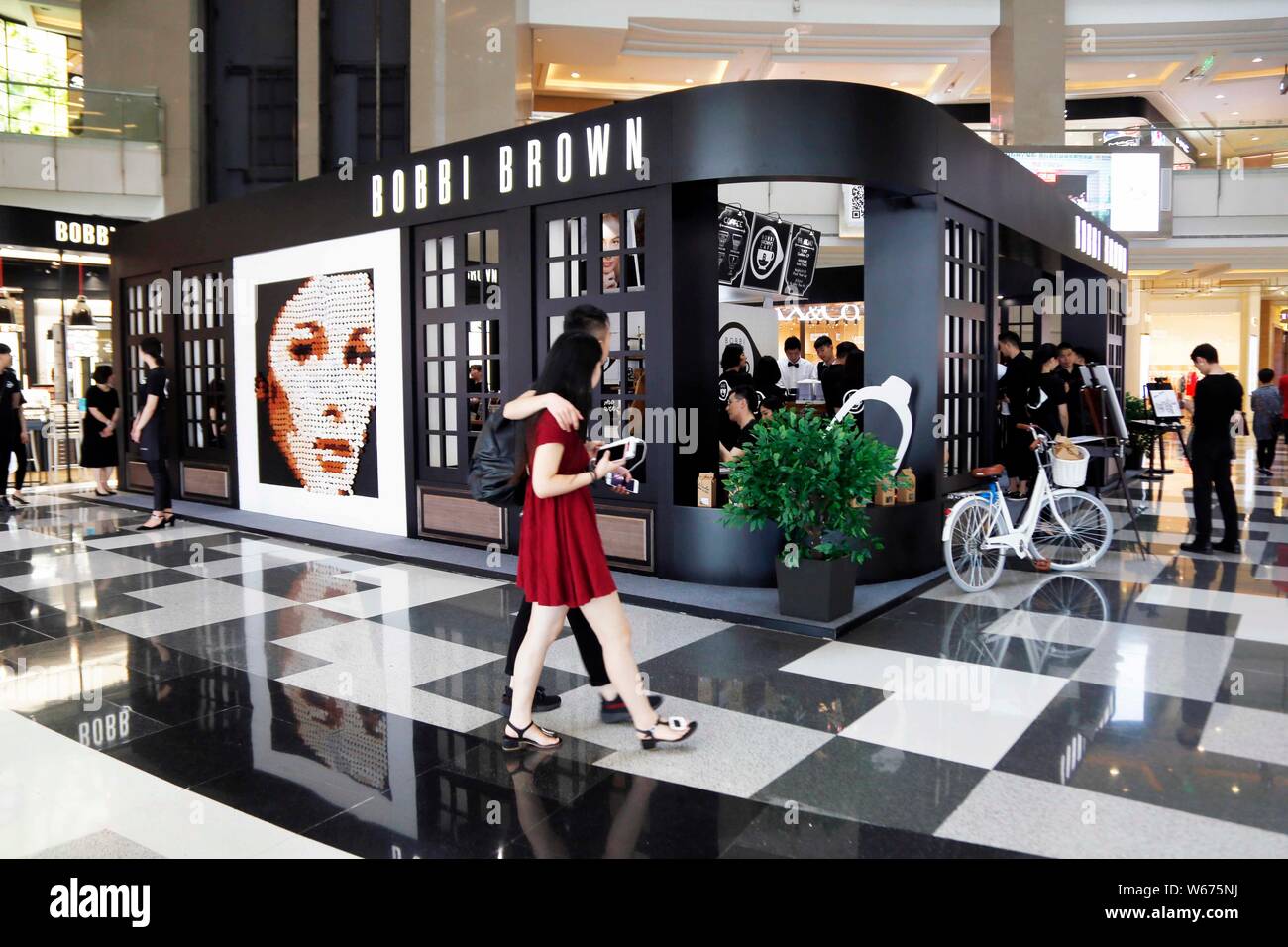 U walk mall hi-res stock photography and images - Alamy