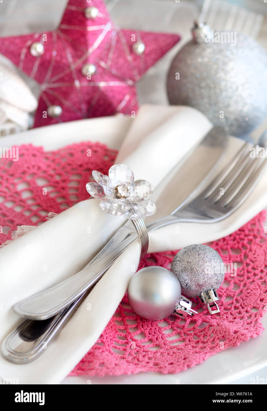 Fuchsia Pink Christmas Table Setting with baubles and star Stock Photo ...