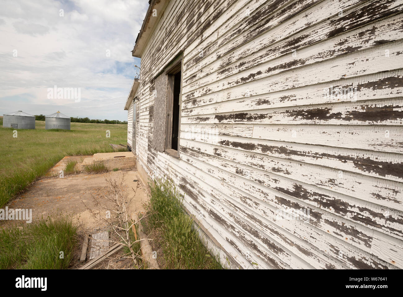 Isolated lonely farmhouse ruins hi-res stock photography and images - Alamy