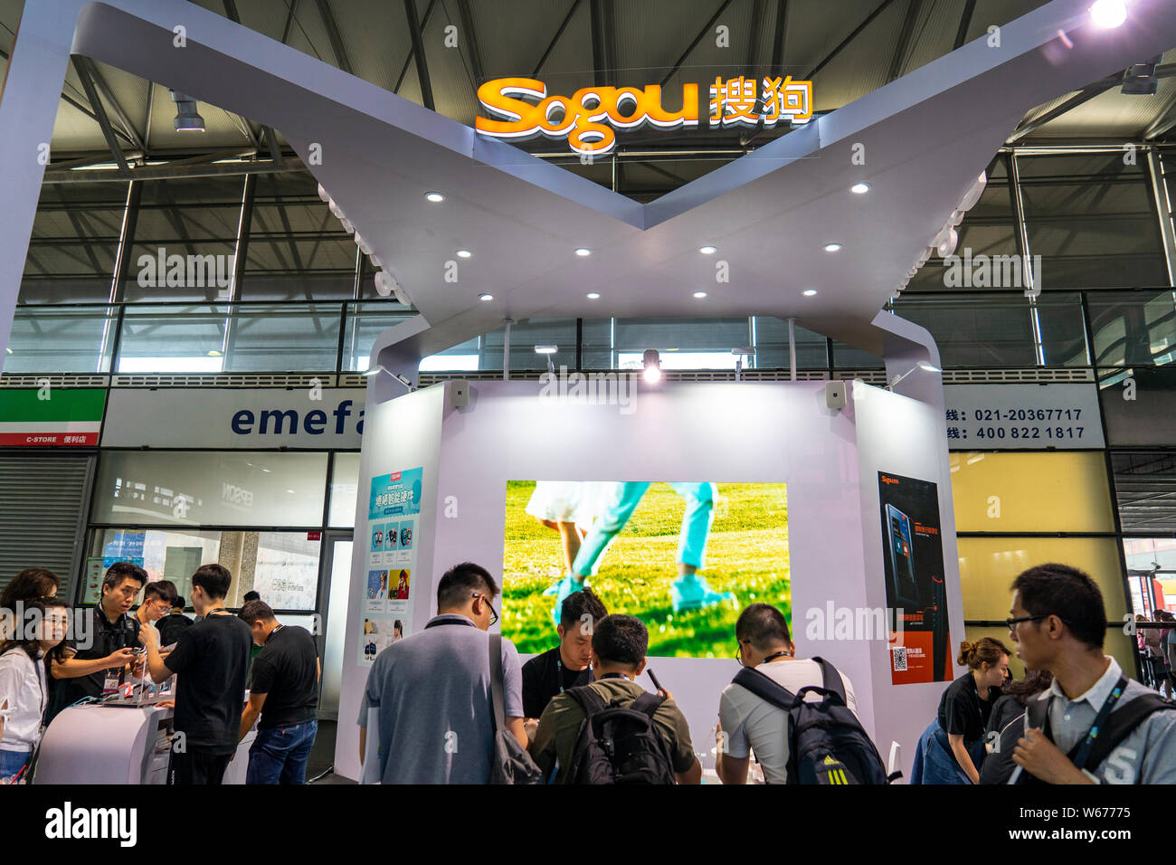 --FILE--People visit the stand of Chinese search engine Sogou Inc are ...