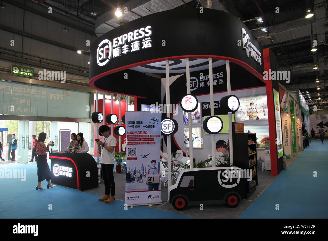 Chinese courier sf express hi-res stock photography and images - Alamy