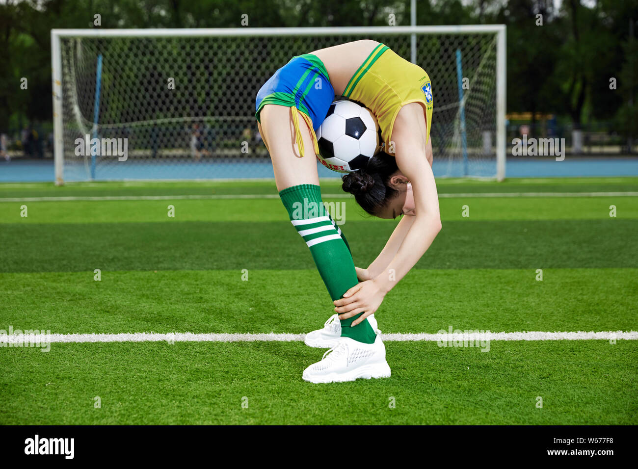 27-year-old Chinese contortionist Liu Teng shows the flexibility of her ...