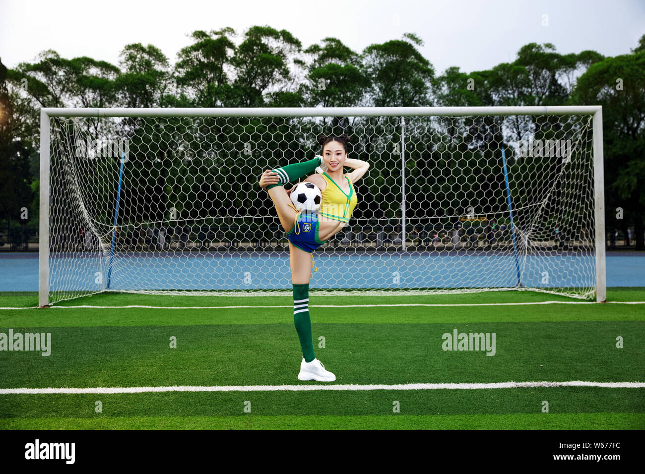 27-year-old Chinese contortionist Liu Teng shows the flexibility of her ...