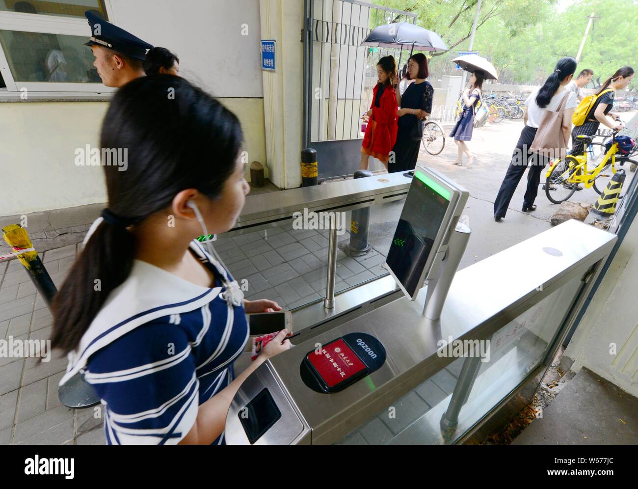 Facial recognition system hi-res stock photography and images - Alamy