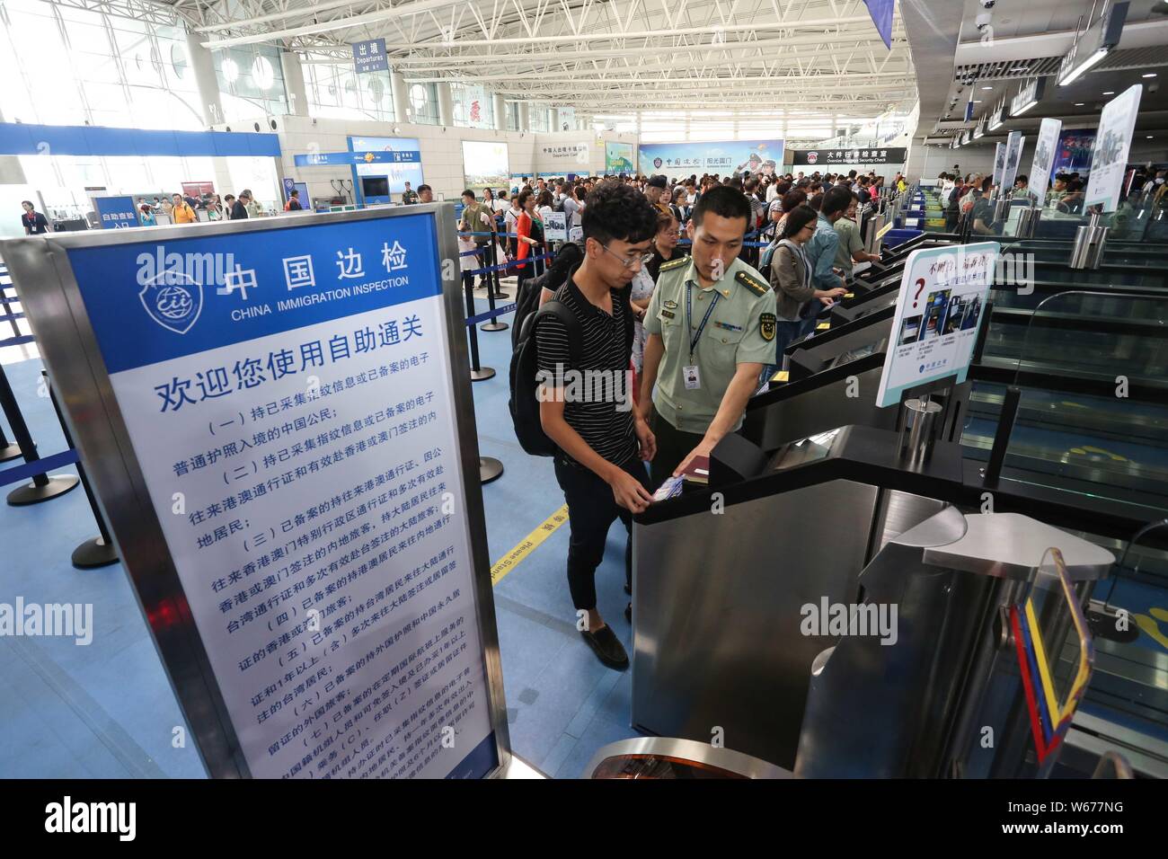 --FILE--Chinese citizens who are to travel abroad queue up for ...