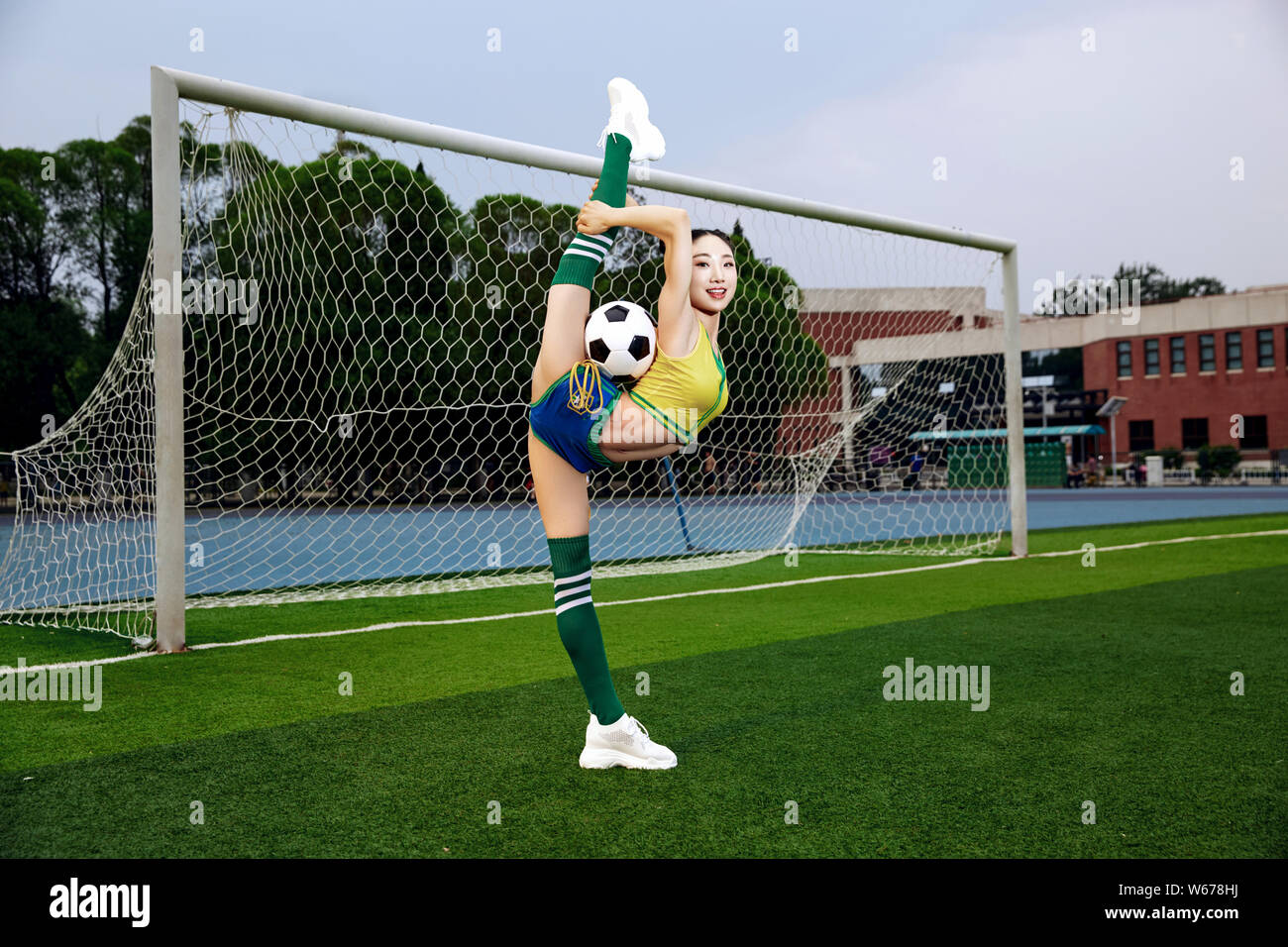 27-year-old Chinese contortionist Liu Teng shows the flexibility of her ...