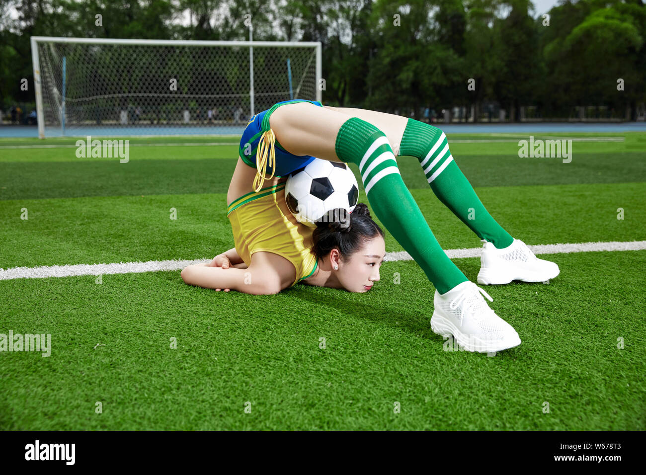 27-year-old Chinese contortionist Liu Teng shows the flexibility of her ...
