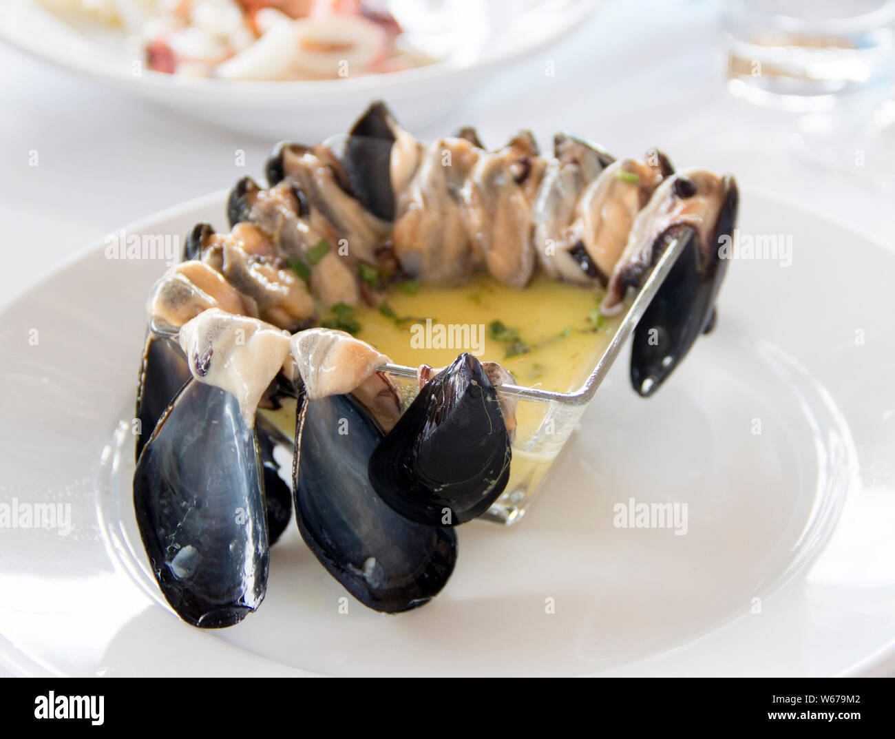 Raw Mussels with lemon sauce in a bowl Stock Photo - Alamy
