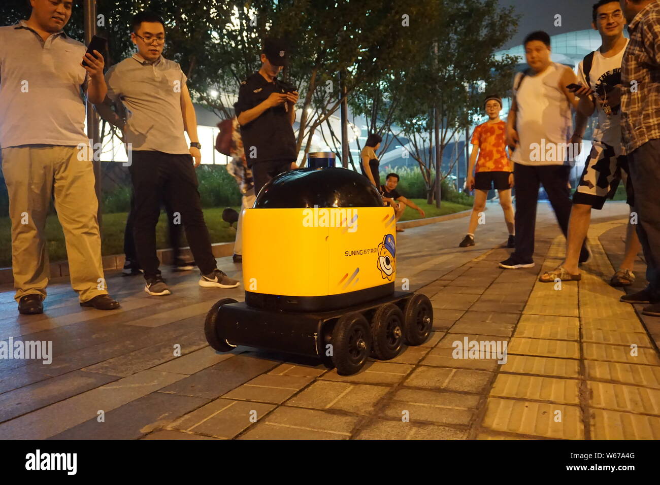 Robot delivers parcels hi-res stock photography and images - Alamy