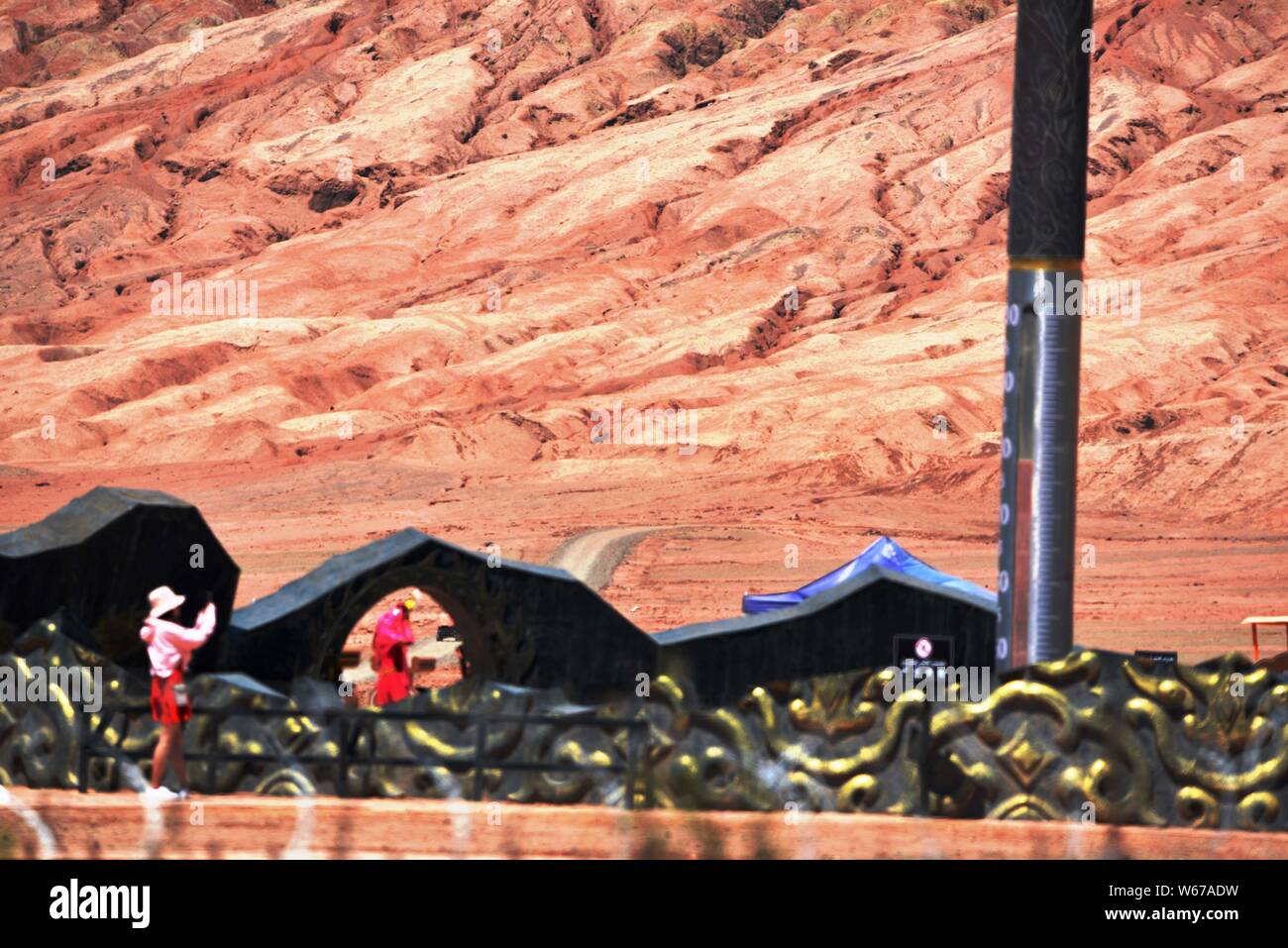 A giant thermometer showing the current outdoor temperature reaching ...