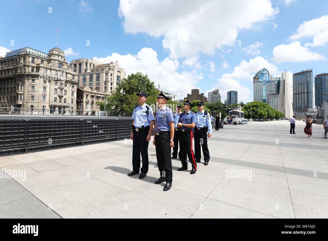 Two Italian police officers conduct joint patrols with Chinese police ...