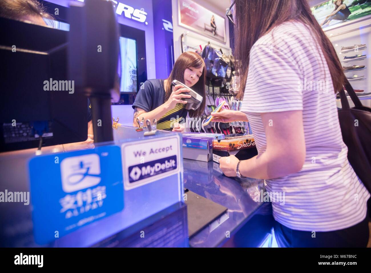 Alipay hi-res stock photography and images - Alamy