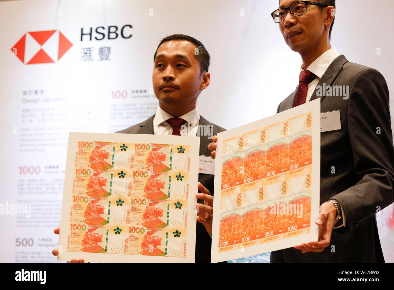 Employees show the 1,000 HKD of 2018 new series Hong Kong banknotes ...