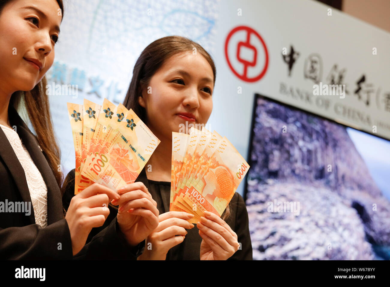 Employees show the 1,000 HKD of 2018 new series Hong Kong banknotes ...