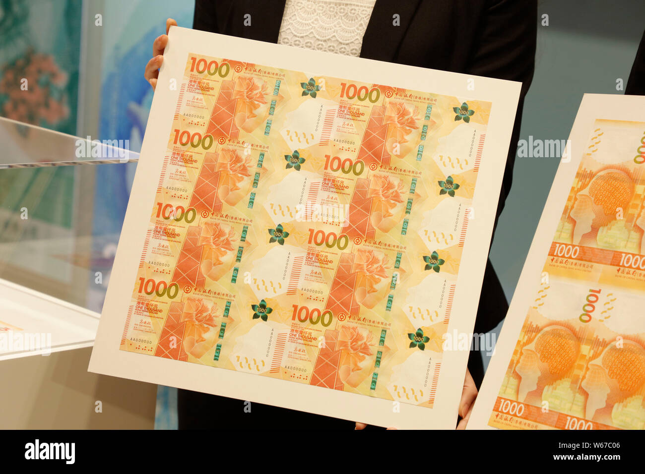 Employees show the 1,000 HKD of 2018 new series Hong Kong banknotes ...