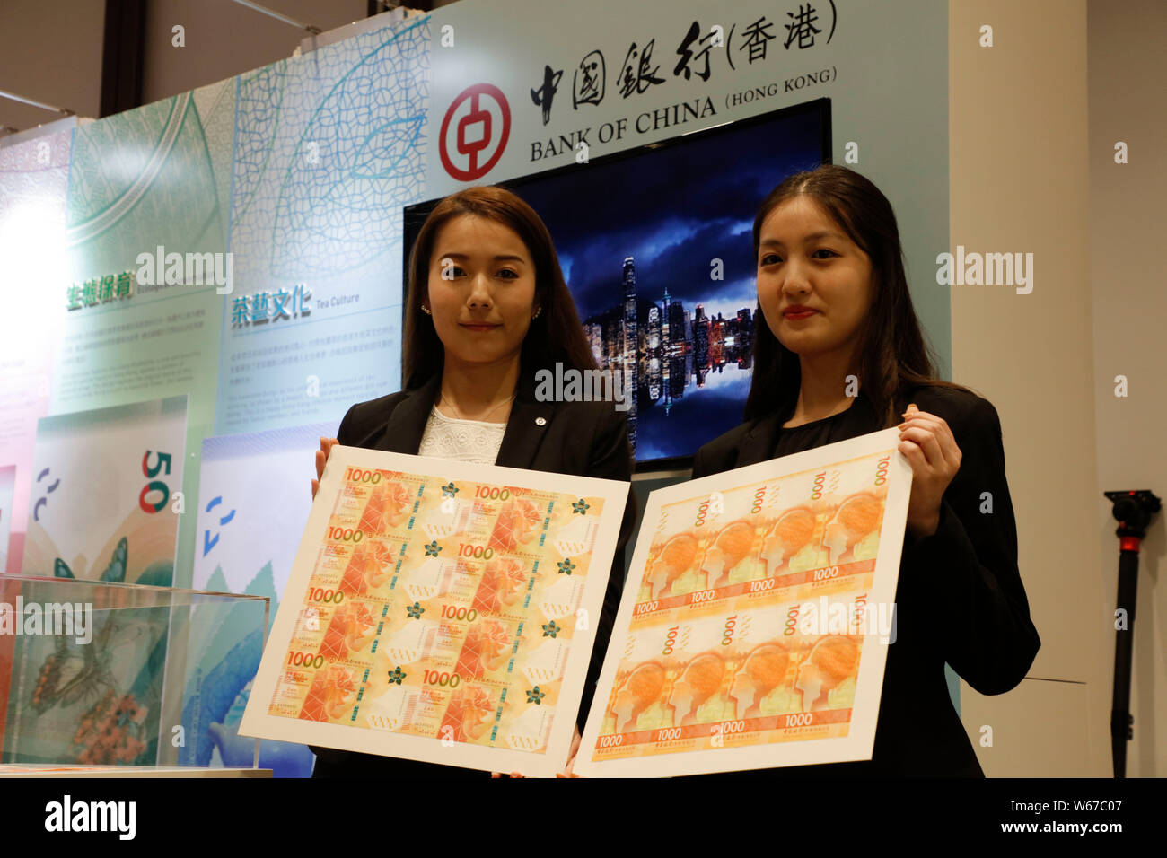 Employees show the 1,000 HKD of 2018 new series Hong Kong banknotes ...