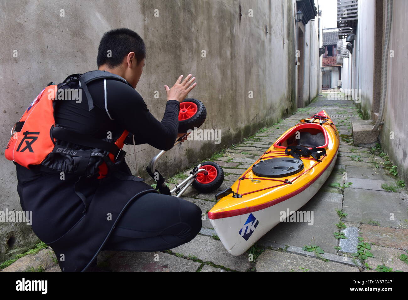 34-year-old Chinese gym teacher Sun Hua installs wheels for his boat ...