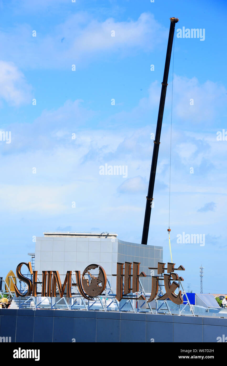 Deep pit hotel hi-res stock photography and images - Alamy