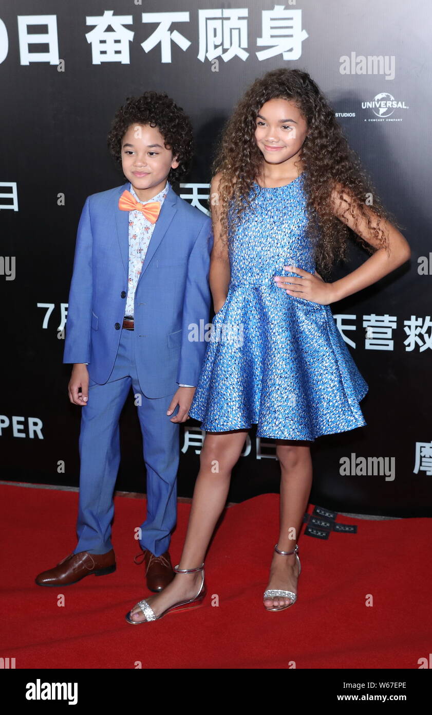 Child stars Noah Cottrell, left, and McKenna Roberts arrive on the red ...