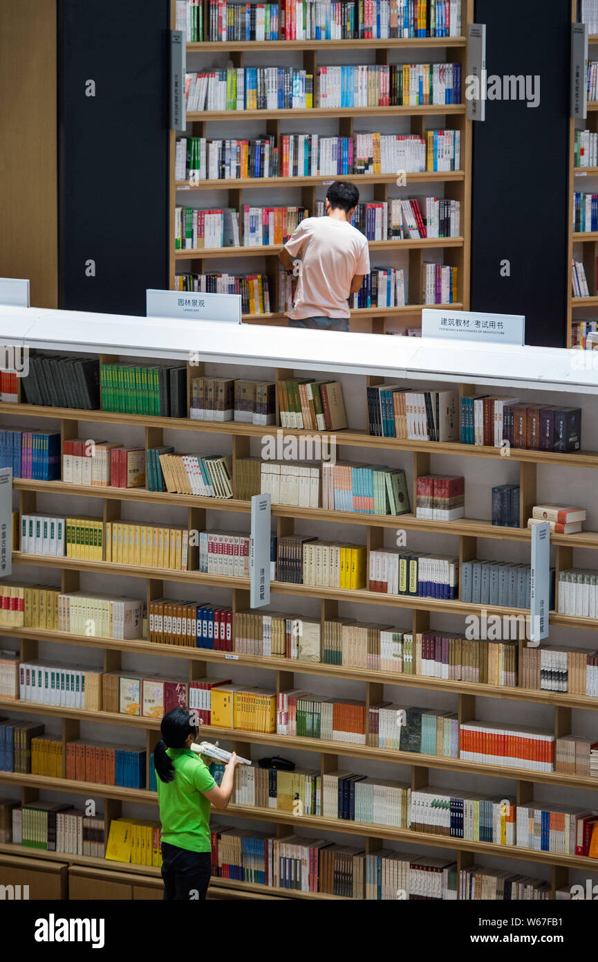 Customers select and read books in Shenzhen Book City Longgang Store ...