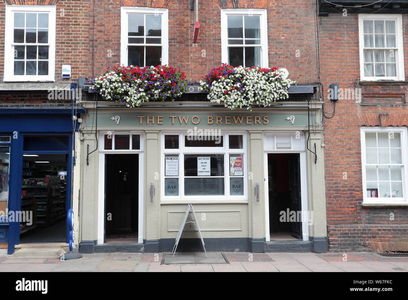Two brewers pub hi-res stock photography and images - Alamy