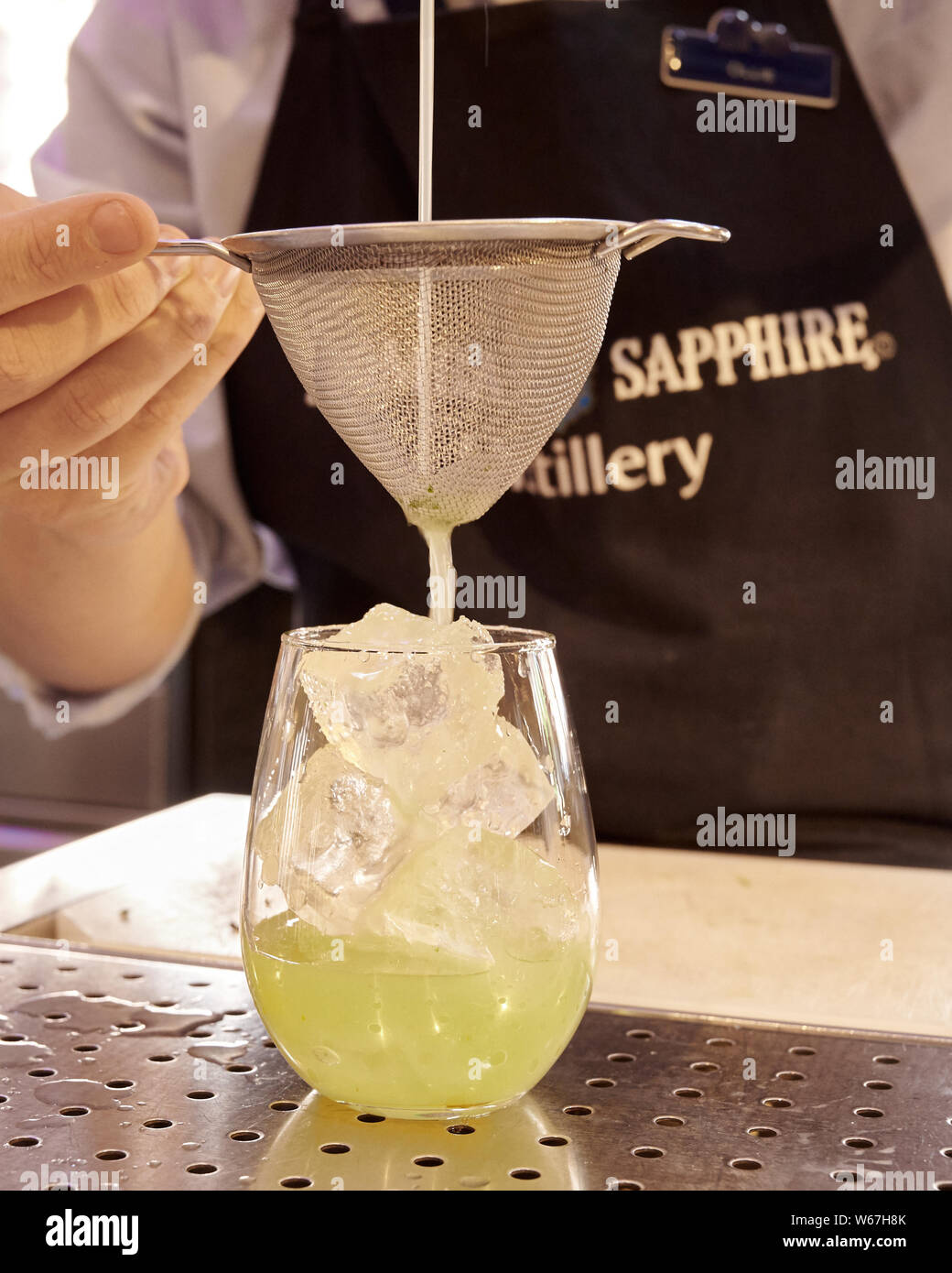 Gin bar hi-res stock photography and images - Alamy