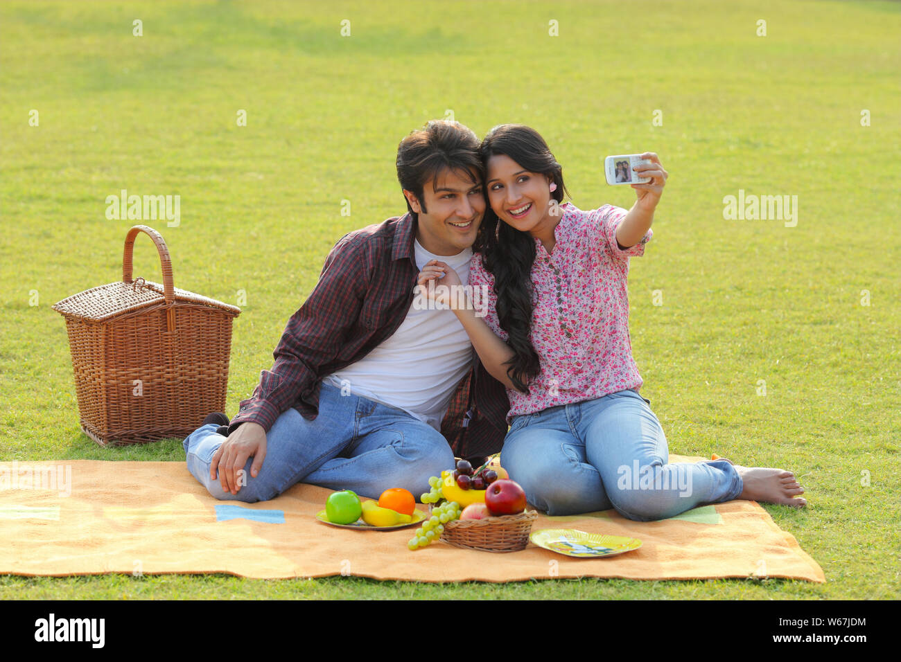 Couple having picnic Stock Photo - Alamy
