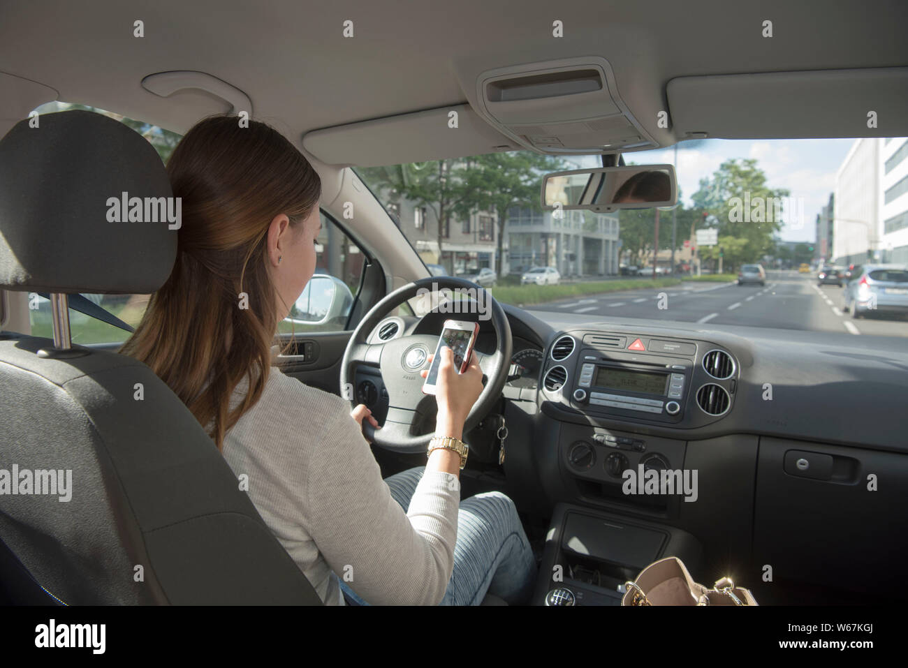 Frau beim autofahren hi-res stock photography and images - Alamy