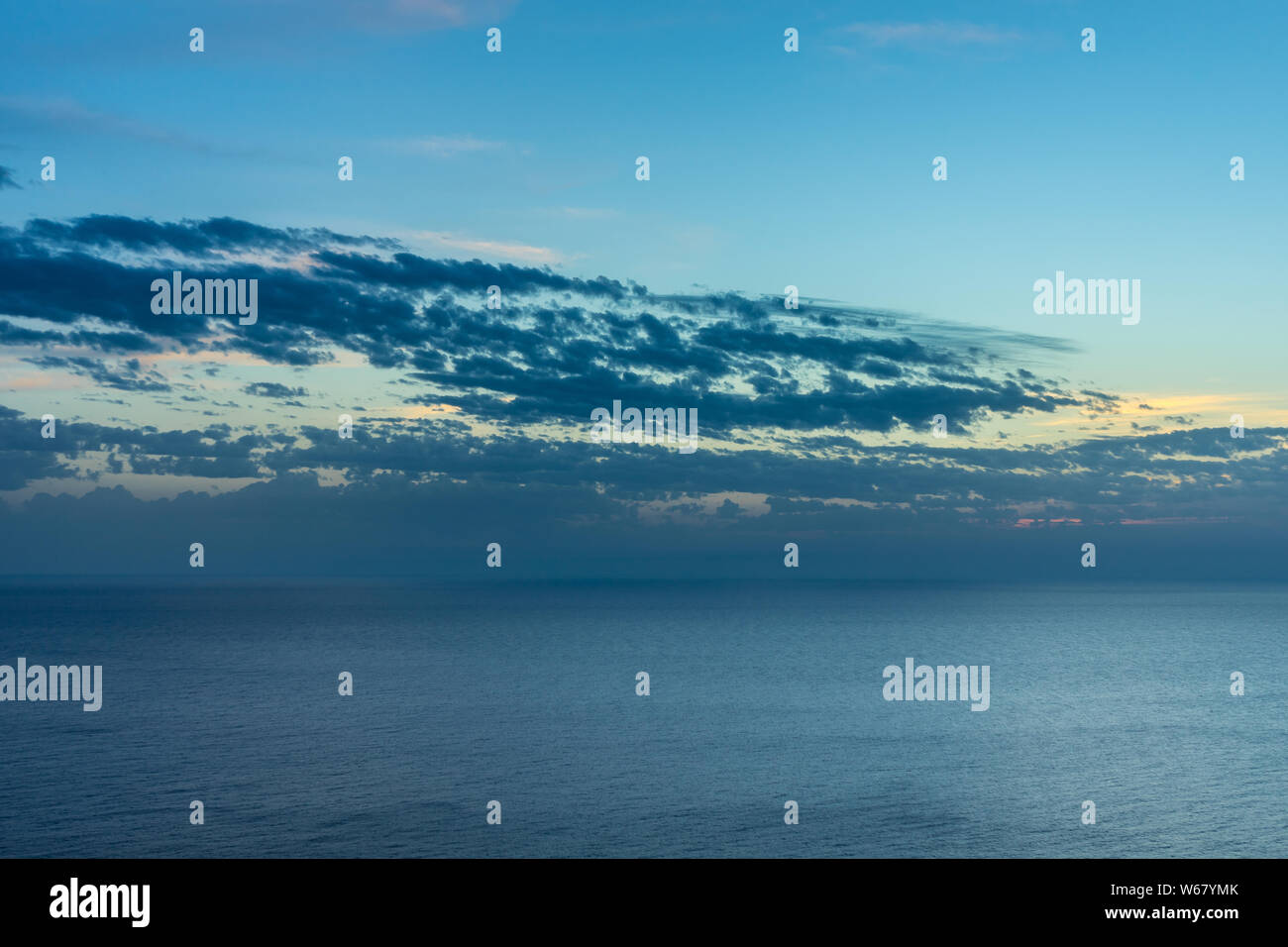 Beautiful endless ocean water horizon and sunset sky afterglow Stock ...