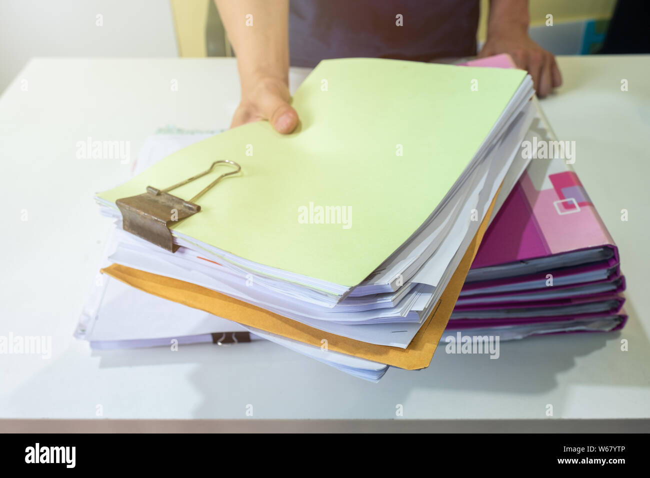 Man arrange paper file hi-res stock photography and images - Alamy
