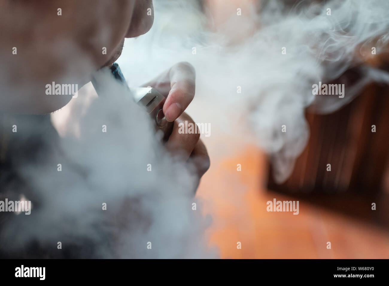 People vaping hi-res stock photography and images - Alamy